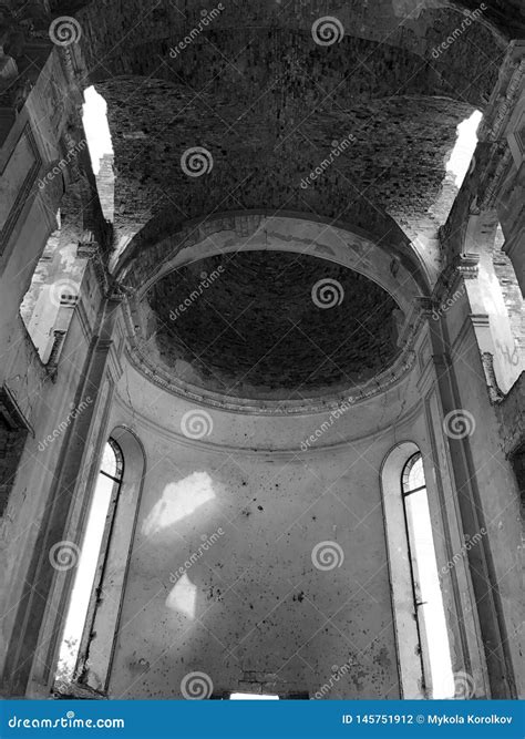 Interior Abandonado Queimado De Uma Igreja Cat Lica Velha Em Ucr Nia