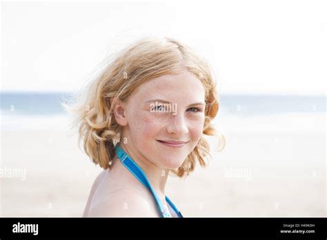 Mädchen Am Strand Porträt Stockfotografie Alamy