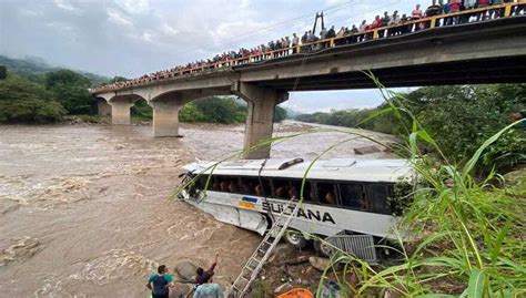 Volcamiento de bus en Copán deja cuatro migrantes muertos y 15 heridos