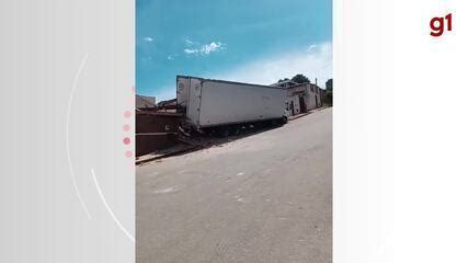 VÍDEO Caminhão carregado 15 toneladas de tecido perde freio e
