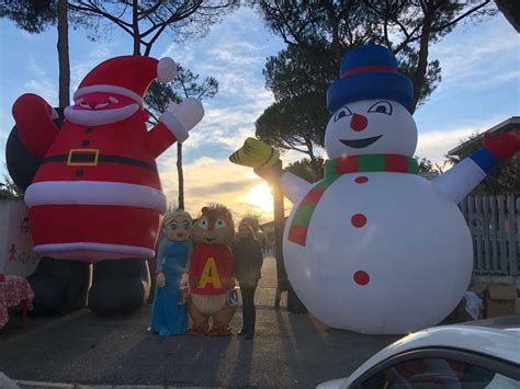 Babbo Natale Gigante Gonfiabile Noleggio Mascotte E Gonfiabili