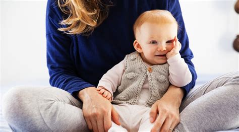 Kiedy dziecko zaczyna siadać Jak mu pomóc Hellomama