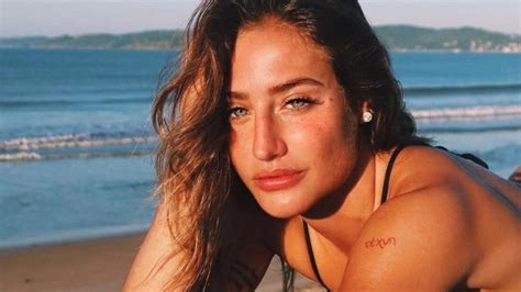 Bruna Griphao usa biquíni fininho em dia de sol e causa alvoroço na