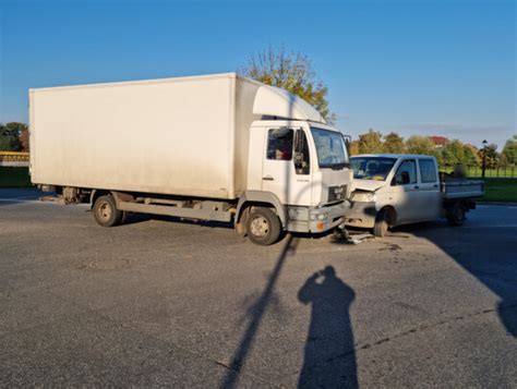 Kolizja przy urzędzie miasta Ciężarówka zderzyła się z dostawczakiem