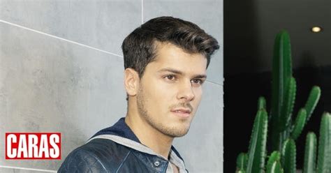 Caras Mickael Carreira presta homenagem à irmã Sara