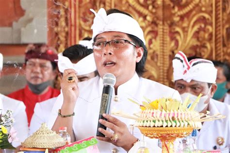 Bupati Giri Prasta Hadiri Upacara Pedudusan Alit Di Pura Dalem Bagendra