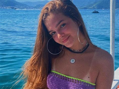 Mel Maia sensualiza de biquíni e destaca corpaço na web
