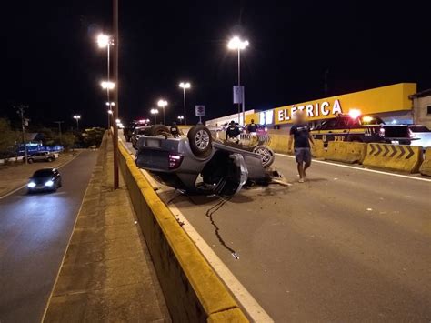 Veículo capota após bater em carro e blocos de concreto de viaduto em