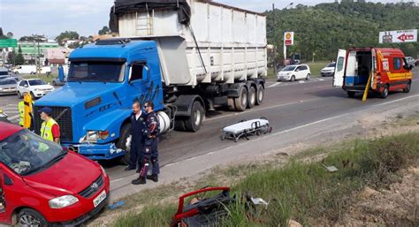Acidente entre carro e caminhão deixa vítimas presas às ferragens na BR 470