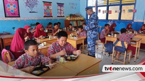 TNI AU Simulasi Makan Bergizi Gratis Di Maros