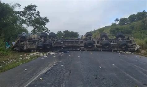 Acidente Entre Caminhonete E Carreta Deixa Dois Mortos Na BR 101 Em