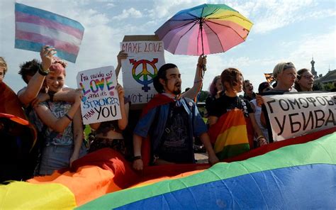 Corte Suprema rusa prohíbe movimiento LGBT por extremista La