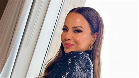 Um mês pós parto Viviane Araújo exibe barriga retinha usando biquíni