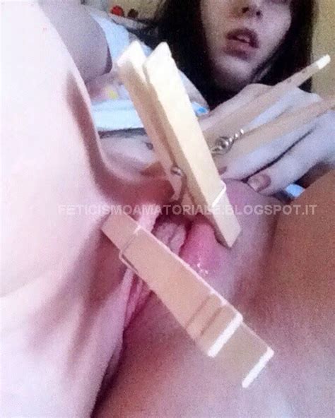 FETICISMO AMATORIALE GIOVANE SCHIAVA SOTTOMESSA PUNITA ED UMILIATA IN