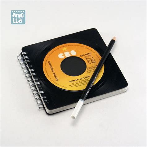 Libreta Hecha A Mano Reciclando Un Viejo Single De Vinilo En Mal Estado