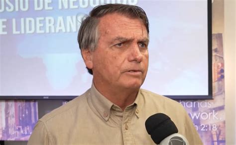 Bolsonaro diz que volta ao Brasil está pré marcada para o dia 30