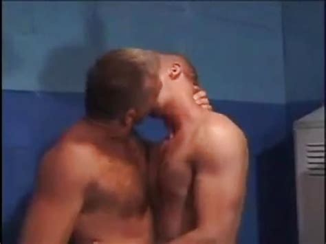 Semental Peludo Hace El Amor Con Un Desconocido En Un Vestuario