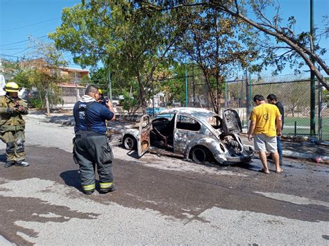Quedó calcinado Fuego consume en su totalidad un bocho en Culiacán