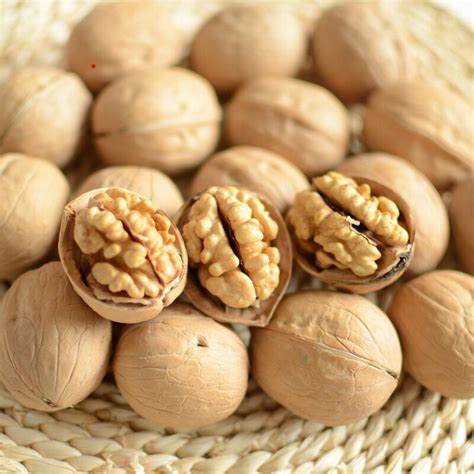2021年新疆薄皮核桃坚果薄皮大核桃原味干核桃优质超大个送夹子
