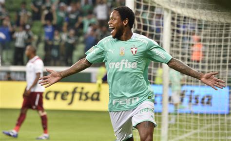 Atua Es Luiz Adriano Marca Tr S Vezes E Brilha Em Vit Ria Do