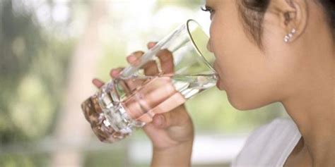Minum Air Banyak Supaya Kulit Putih Caroline Cornish