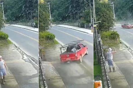 Impressionante homem escapa por um triz de atropelamento na calçada de