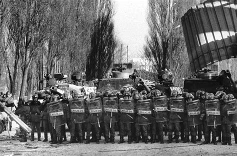 13 Grudnia 1981 R Wprowadzono W Polsce Stan Wojenny ARCHIWALNE