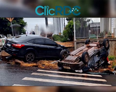 VÍDEO Colisão entre veículos resulta em capotamento em Chapecó ClicRDC
