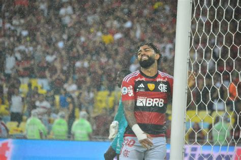 Gabigol é multado e perde a 10 do Fla após foto camisa do