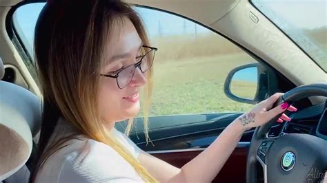 継母との運転教習は車内での情熱的なセックスで終わる
