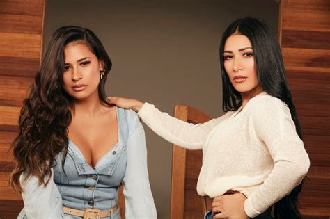 Após fim da dupla Simaria surpreende e surge em show de Simone Mendes
