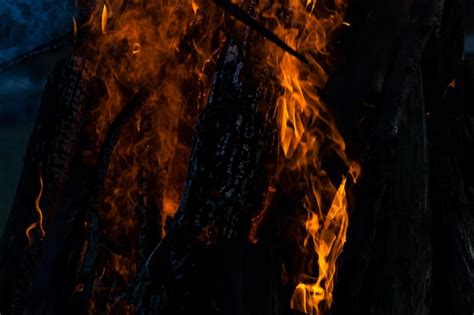 Hermosas Llamas De Fuego En Una Fogata Foto Premium