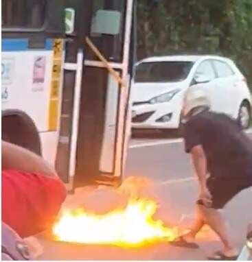 VÍDEO Criminosos incendeiam ônibus no Rio de Janeiro