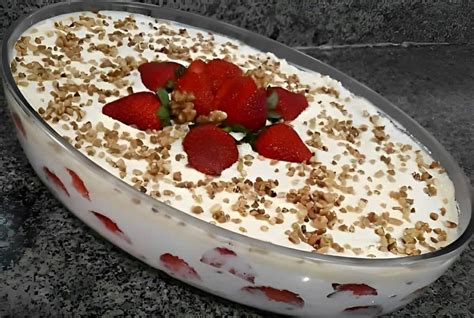 Pavê de morango na travessa a sobremesa perfeita para sua ceia de natal