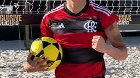 Luiz Araújo posa camisa do Flamengo enquanto aguarda data de