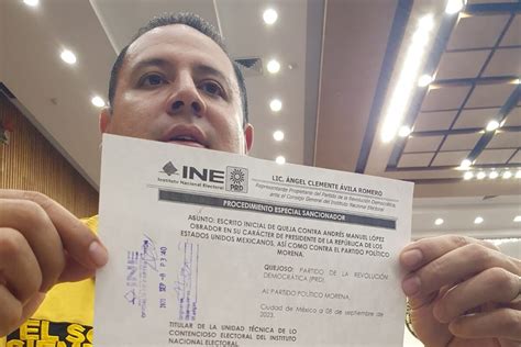 PRD presenta queja contra AMLO ante el INE por entrega del bastón de