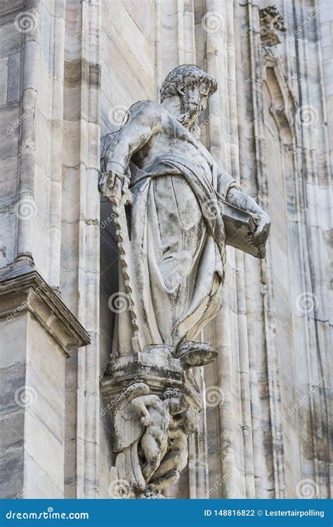 As Esculturas De Saint E Dos M Rtir Que Decoram A Catedral De Milan