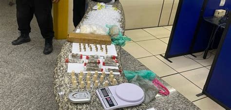 Duas prisões e apreensões de drogas armas e munições durante a