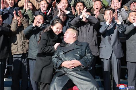 Corée du nord Kim Jong un s affiche encore avec sa fille qui renforce