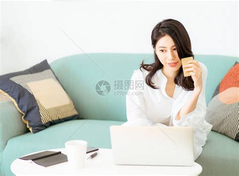 年轻女在网上用信卡和家庭笔记本电脑购高清图片下载 正版图片504590738 摄图网
