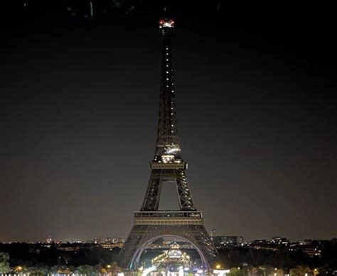 Tras Tragedia En Marruecos La Torre Eiffel Se Manifiesta