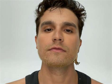 Luan Santana aparece sem camisa e deixa tatuagens à mostra em ensaio