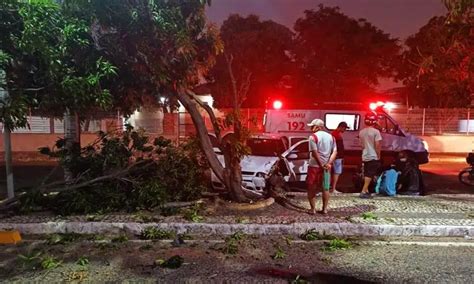 Carro bate em árvore e deixa duas pessoas feridas