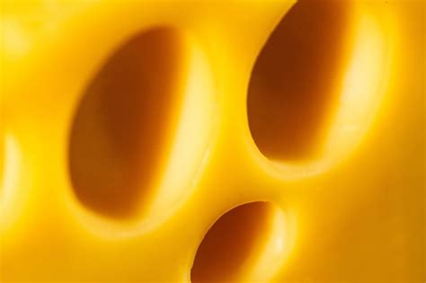 Primer Plano De Los Agujeros En El Queso Suizo Foto Gratis