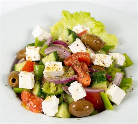 Ensalada Variada Con Queso Feta Aceitunas Y Vinagreta Picante