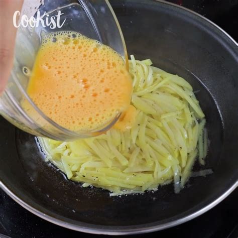 Someone Is Adding Orange Juice To Noodles In A Pan
