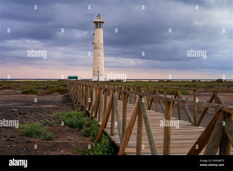 Paseo marítimo de madera que recorre los pantanos hacia el faro de