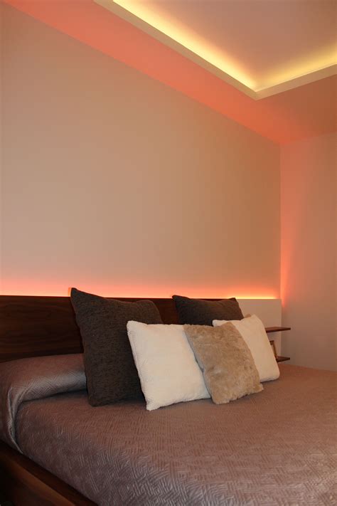 Dormitorio Iluminado Con Tiras De LEDs RGB En Cabecero Y Foseado