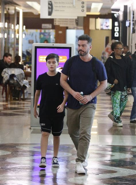 Sidney Sampaio faz aparição rara o filho durante passeio no RJ