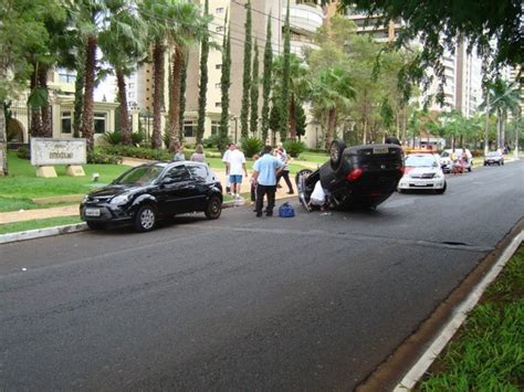 G1 Carro capota e deixa um levemente ferido em Ribeirão Preto SP